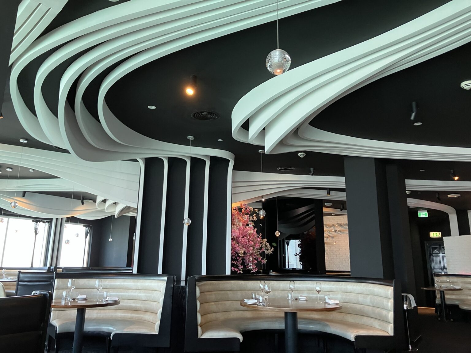 【実食】STKドーハでお得に優雅にランチ！ビジネスランチコースを実食レビュー【2024年6月】 | えんぺらーたまりんの旅ログ